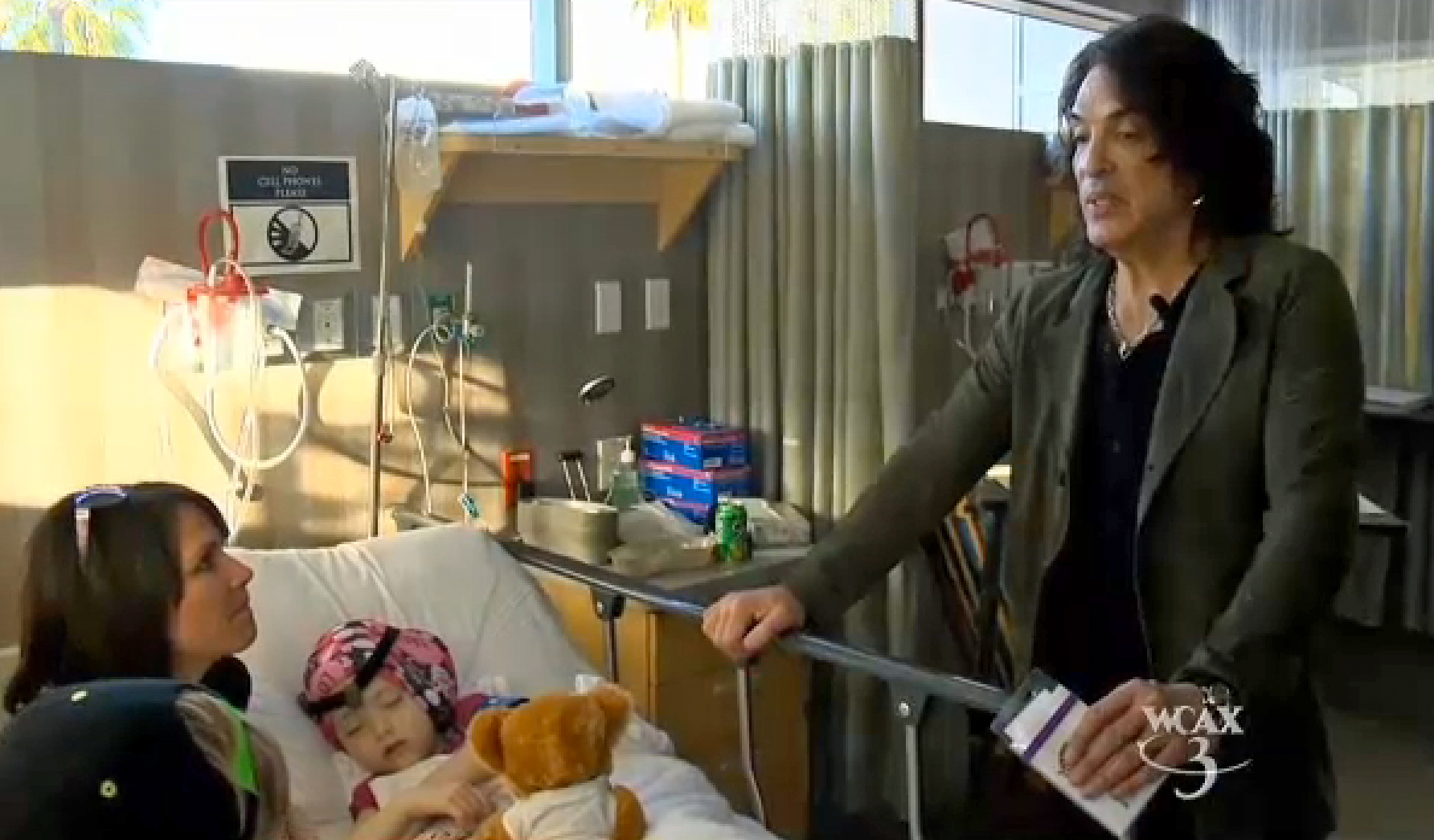 Paul Stanley besucht Vierjährige nach OP im Krankenhaus
