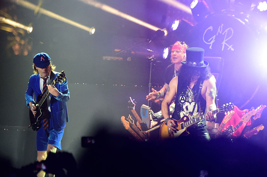 Video: Guns N' Roses spielen gemeinsam mit Angus Young ‘Riff Raff’, Axl ...