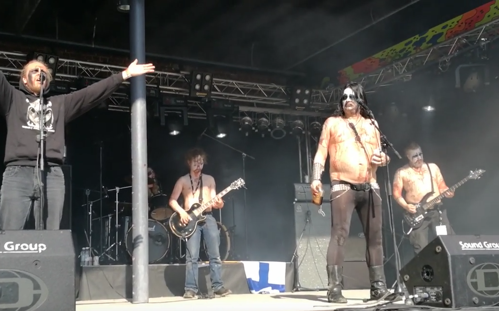 Total besoffen auf der Bühne: Finnisches Black Metal-Debakel