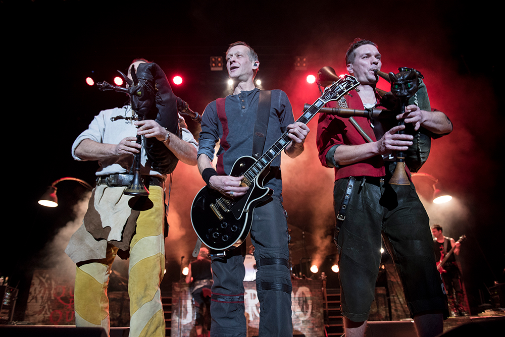 In Extremo: Gitarrist muss sich Operation unterziehen