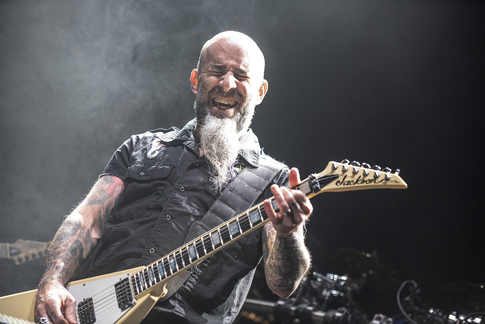 Scott Ian: "Ich wollte Gitarrespielen wie Malcolm Young von AC/DC"
