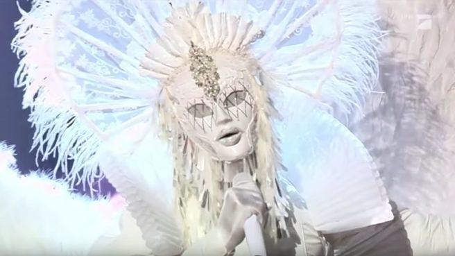 ʻThe Masked Singerʼ: Metal-Engel rockt Pro7-Show