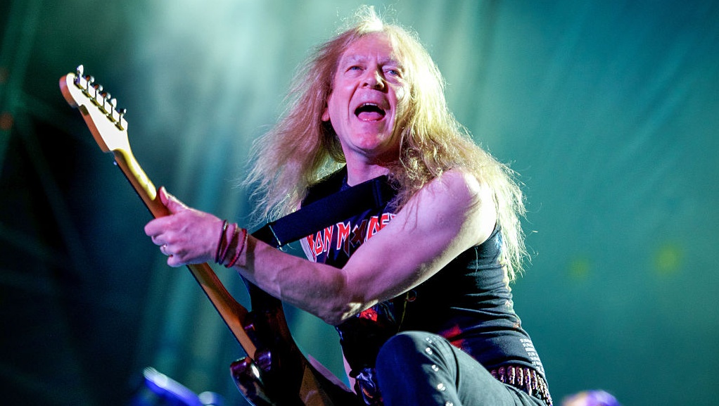 Iron Maiden: Janick Gers rutscht Gitarre aus der Hand, trifft Security ...