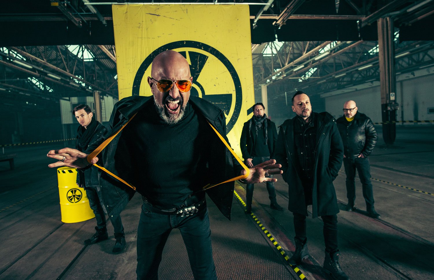 Eisbrecher: Exklusives Album nur in METAL HAMMER 04/2021