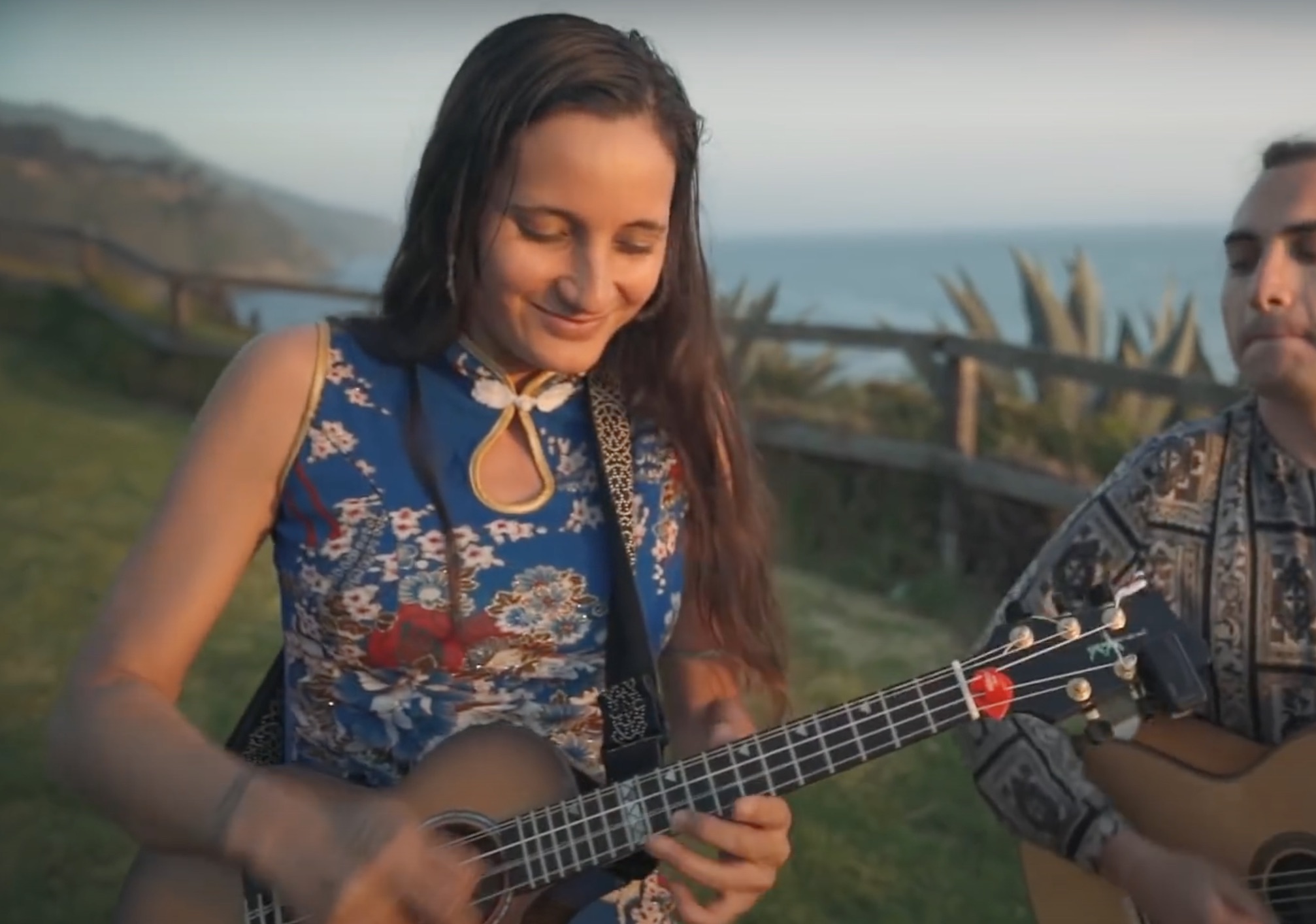 Taimane Gardner zerfetzt SOAD- und Nirvana-Medley auf der Ukulele