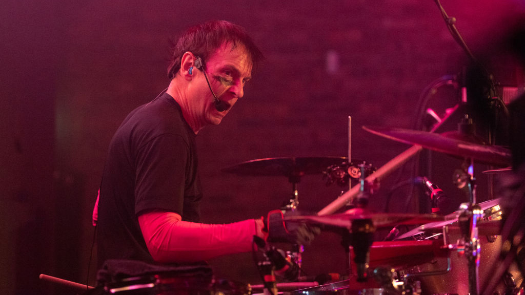 Melvins-Drummer Dale Crover muss sich Notoperation an der Wirbelsäule ...