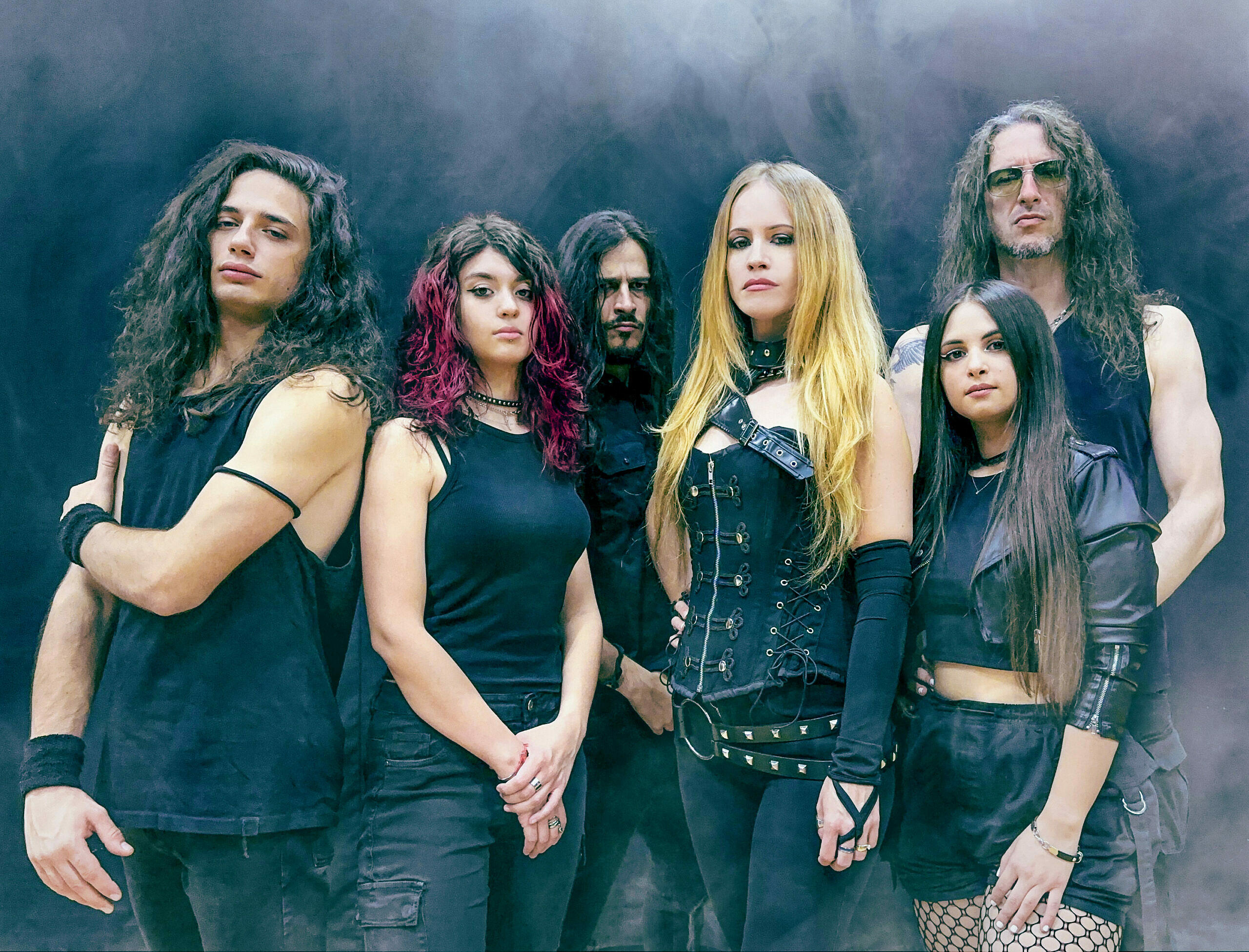 Frozen Crown stellen ihre neue Gitarristin im Interview vor