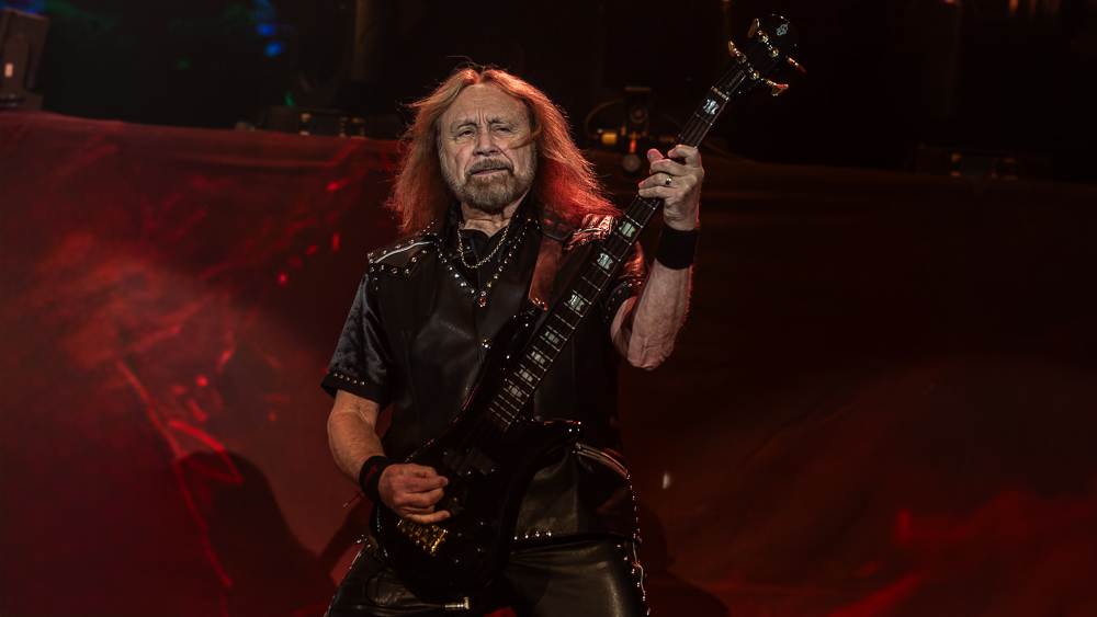 Judas Priest: Ian Hill spielte Bass für INVINCIBLE SHIELD in Hotels ein