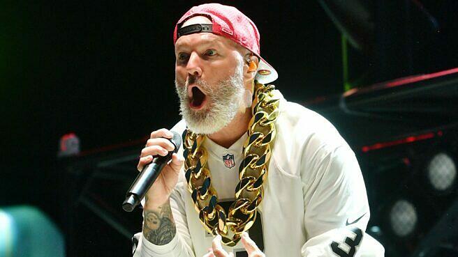 Fred Durst boxt Drohne aus der Luft