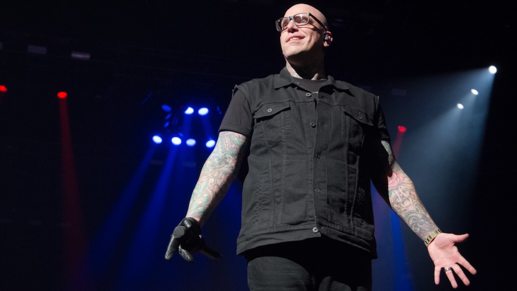 Falling In Reverse: Bad Wolves-Sänger DL macht als Bassist mit